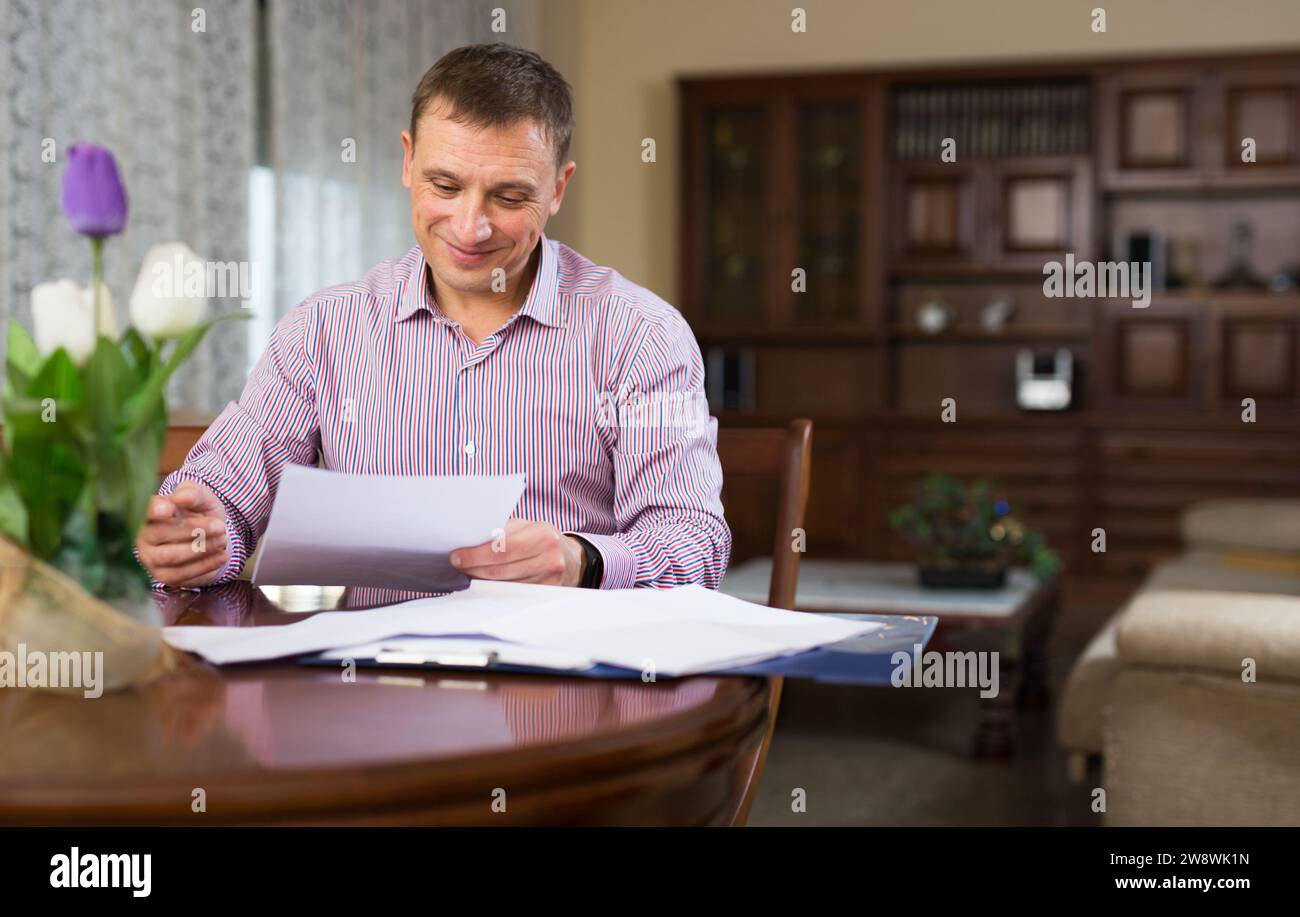 Man filling out financial documents Stock Photo - Alamy