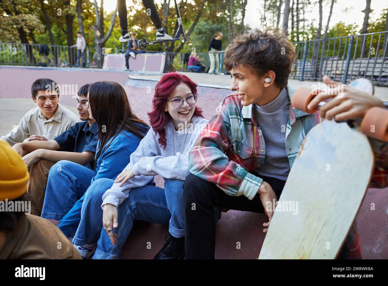 People talking relaxed hi-res stock photography and images - Alamy