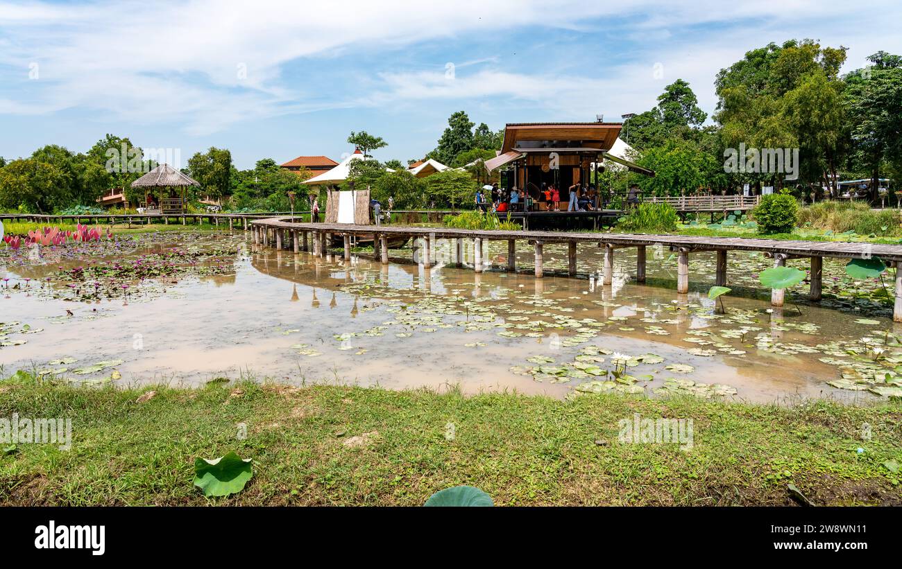 Rope bridges hi-res stock photography and images - Alamy