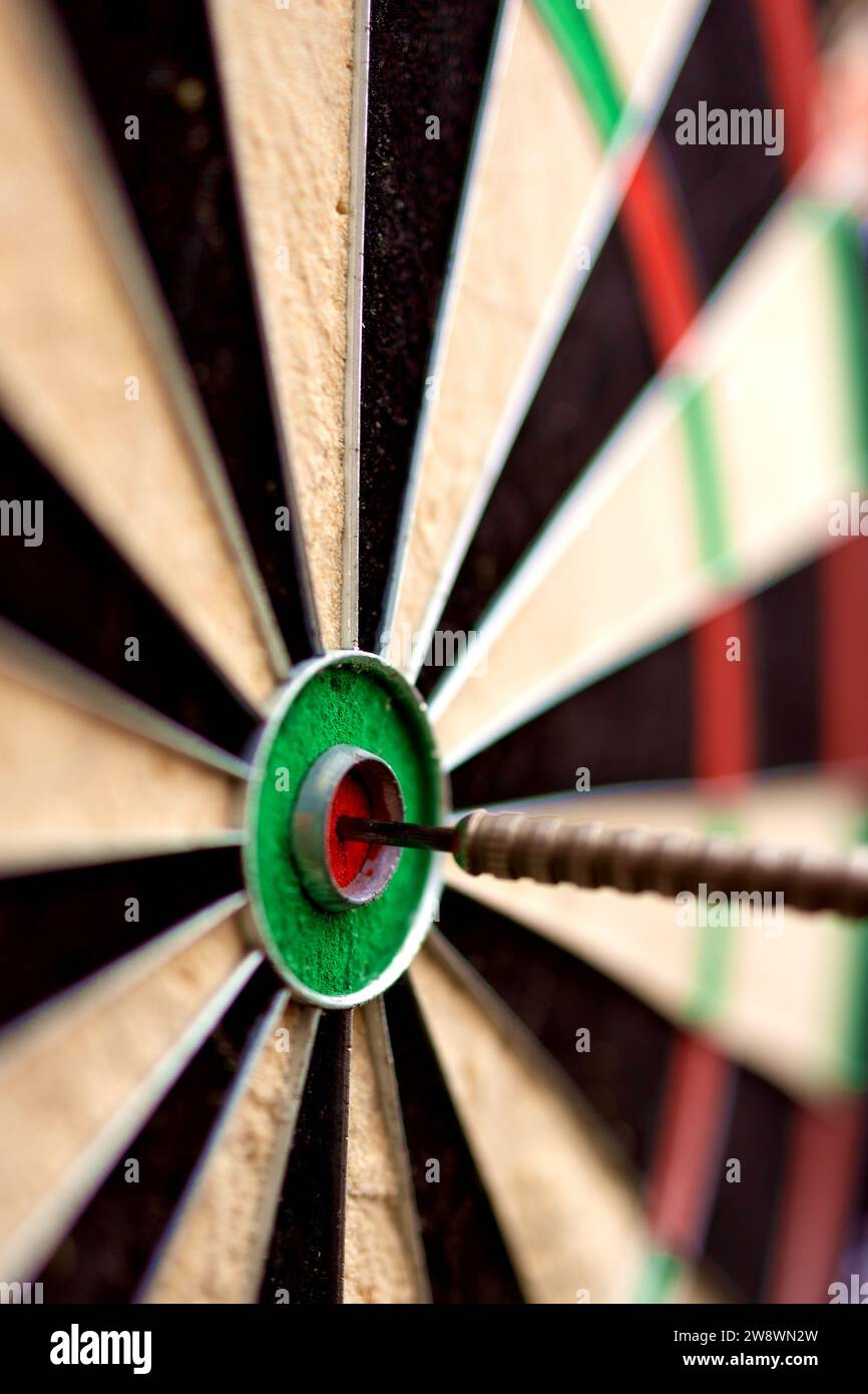 Bull's eye, dart in the center Stock Photo - Alamy
