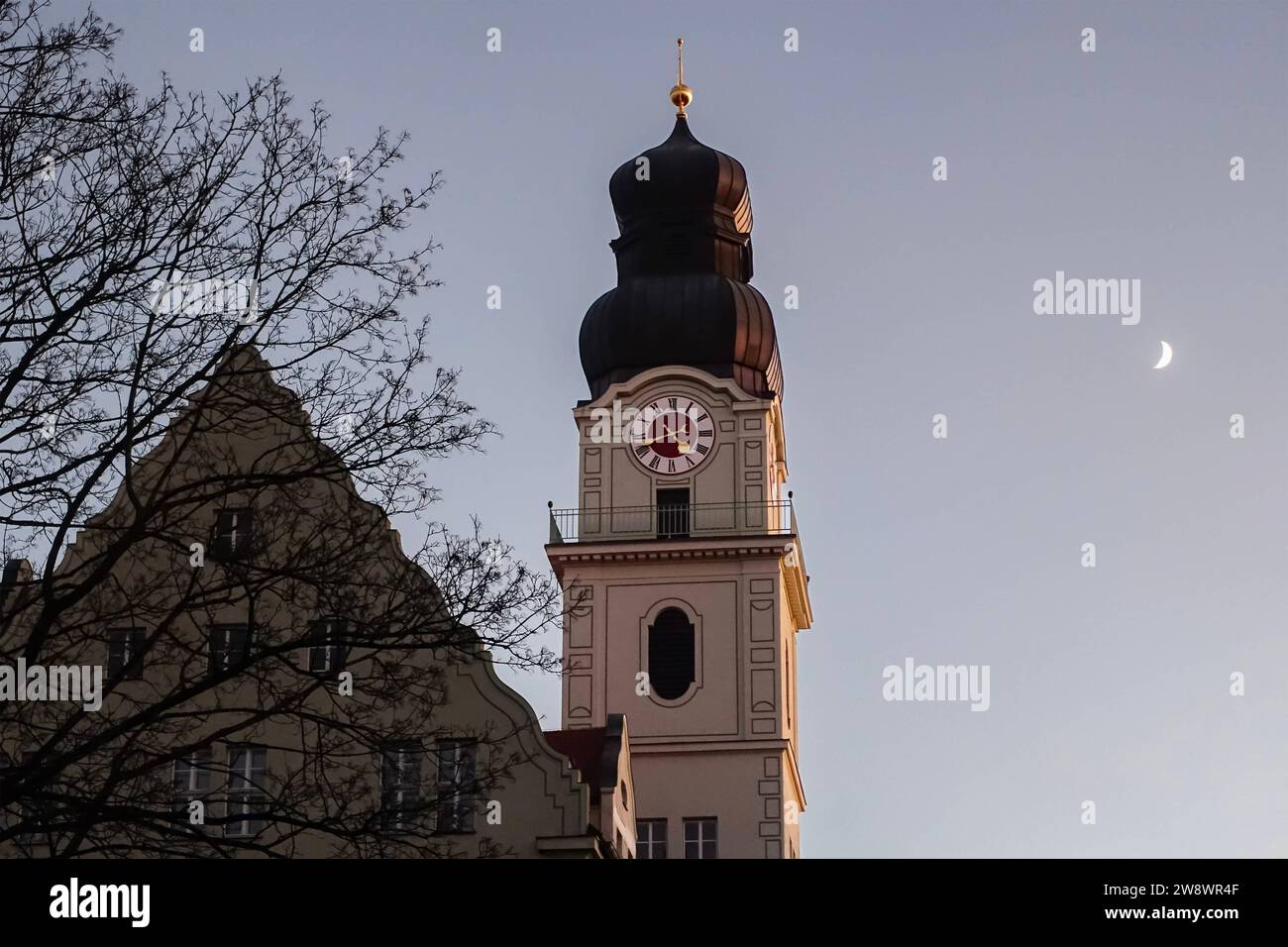 Turm der Maria-Probst-Realschule mit Turmuhr in Muenchen-Sendling ...