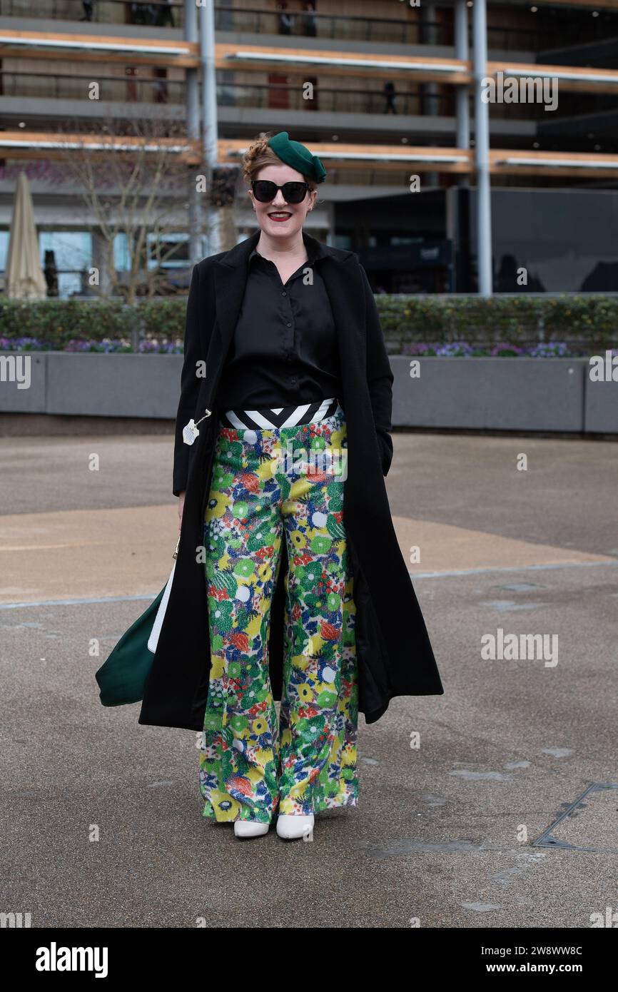 Ascot, Berkshire, UK. 22nd December, 2023. Racegoers arriving at Ascot ...