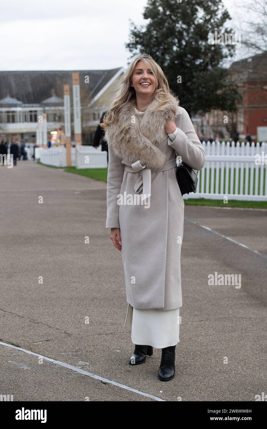 Ascot, Berkshire, UK. 22nd December, 2023. Racegoers arriving at Ascot ...