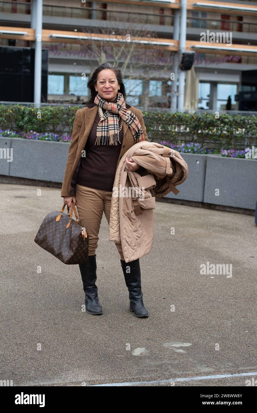 Ascot, Berkshire, UK. 22nd December, 2023. Racegoers arriving at Ascot ...