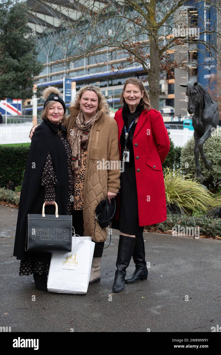 Ascot, Berkshire, UK. 22nd December, 2023. Racegoers arriving at Ascot ...