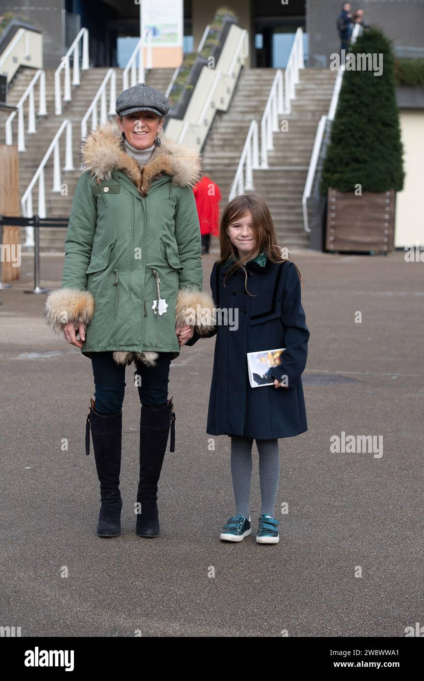 Ascot, Berkshire, UK. 22nd December, 2023. Racegoers arriving at Ascot ...