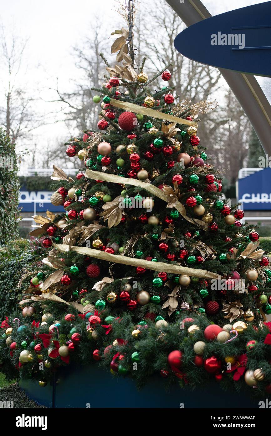 Ascot, Berkshire, UK. 22nd December, 2023. A pretty Christmas tree at ...