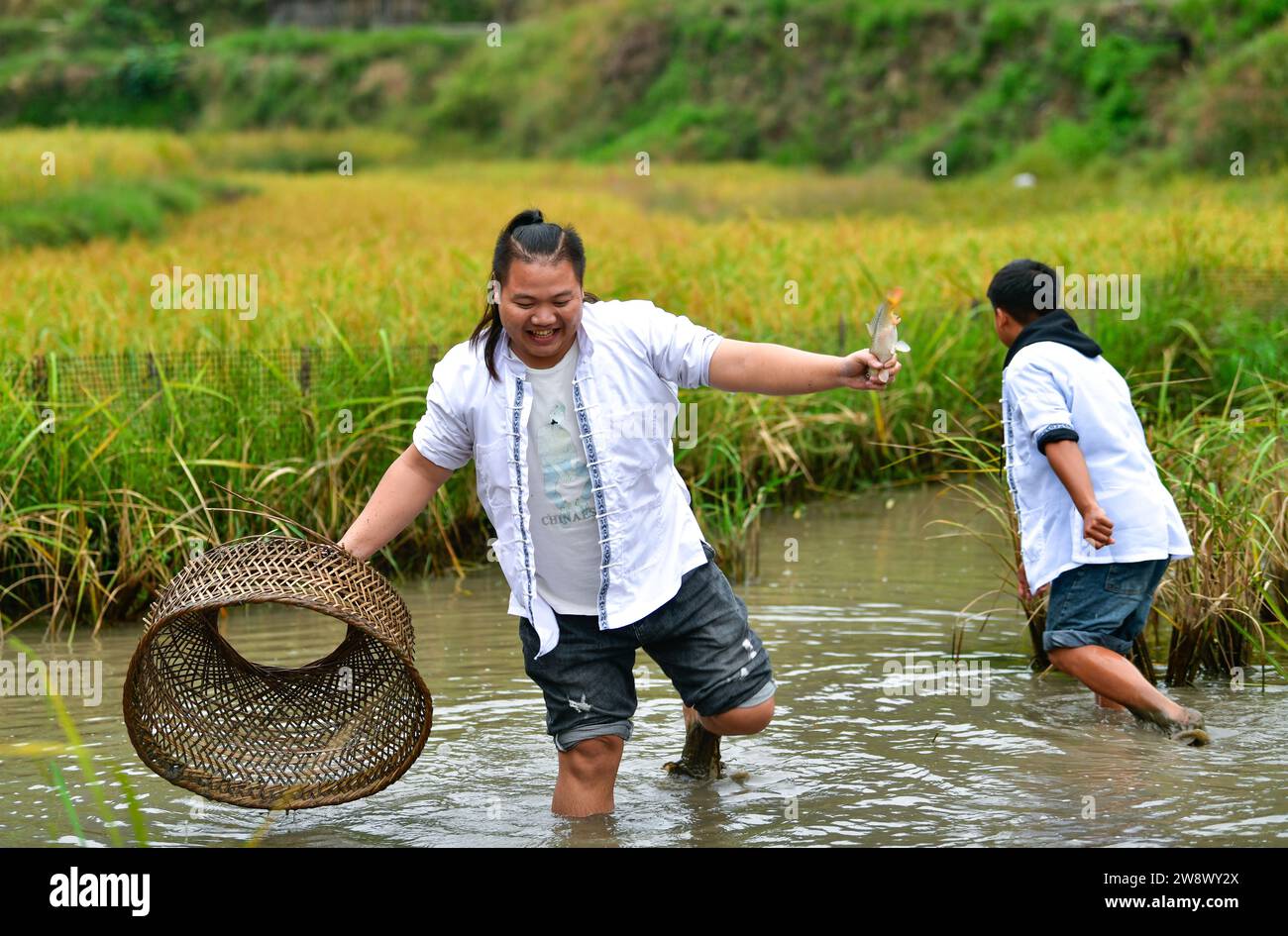 (231222) -- BEIJING, Dec. 22, 2023 (Xinhua) -- Youngsters catch fish in ...