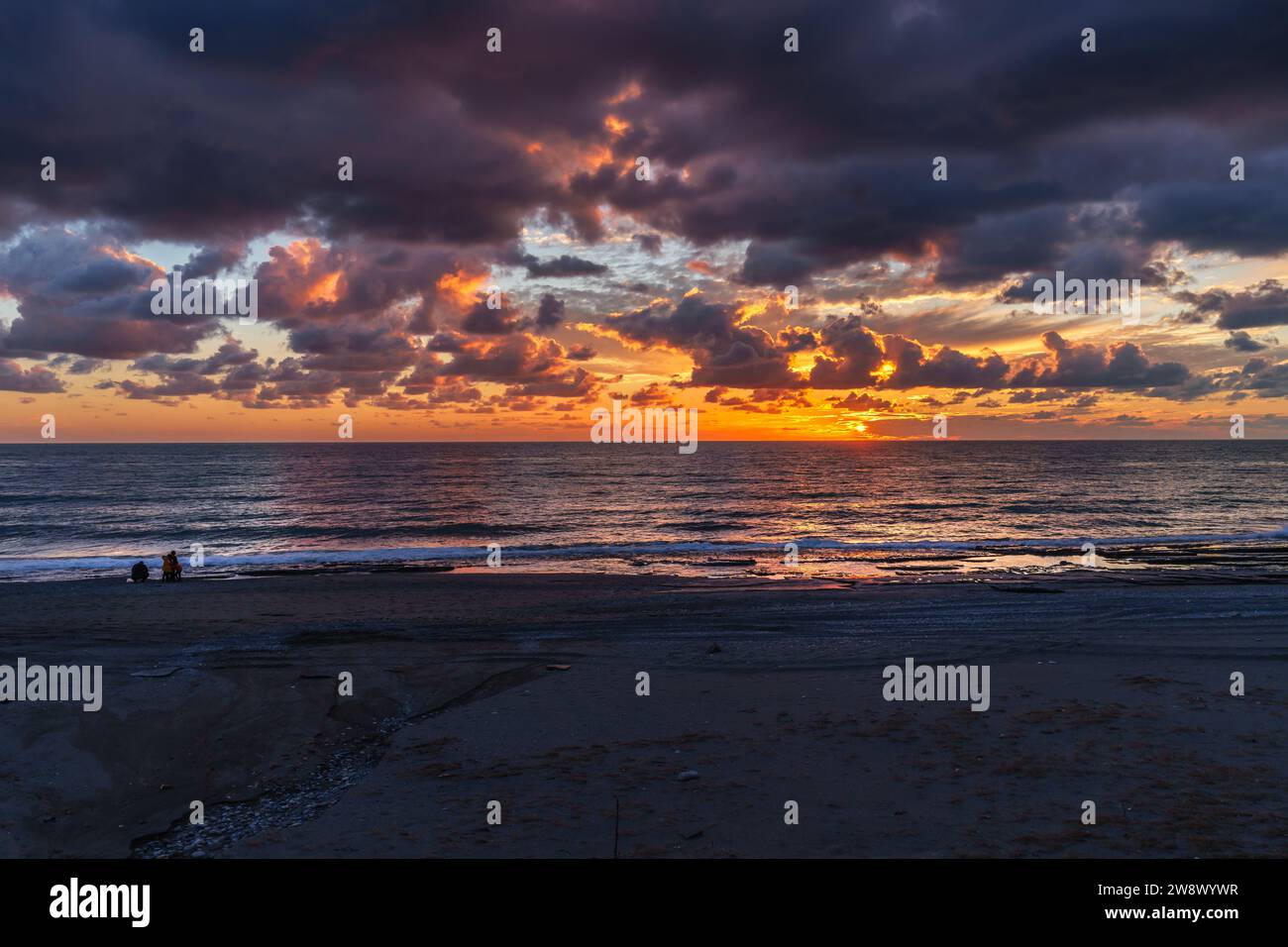 Sunset horizon ocean refraction hi-res stock photography and images - Alamy