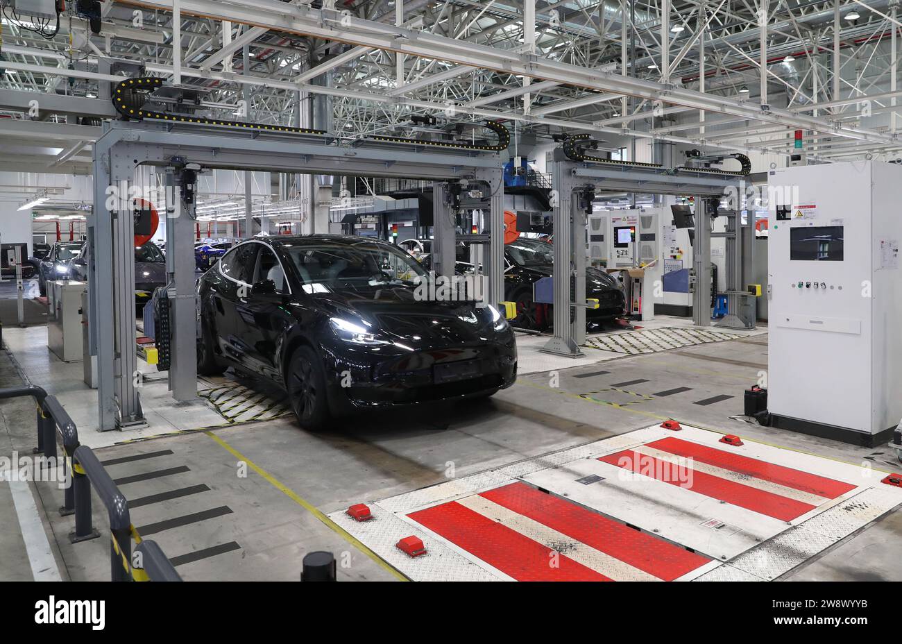 (231222) -- SHANGHAI, Dec. 22, 2023 (Xinhua) -- A Tesla electric ...