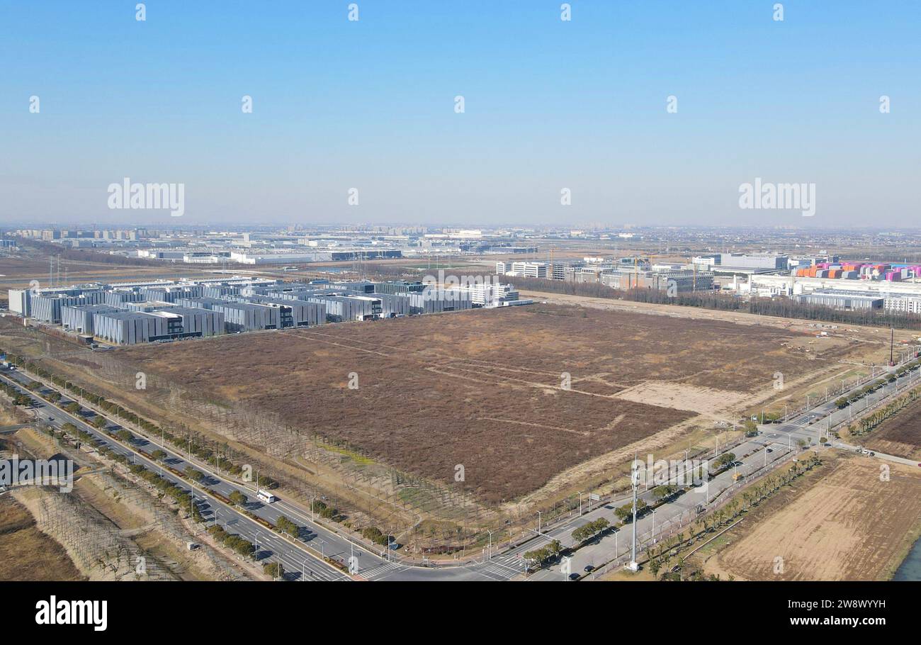 (231222) -- SHANGHAI, Dec. 22, 2023 (Xinhua) -- This aerial photo taken on Dec. 22, 2023 shows ...