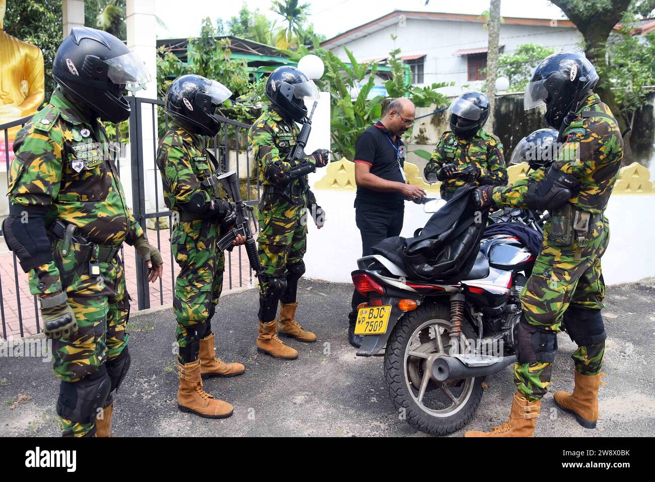 Colombo, Sri Lanka. 22nd Dec, 2023. Members of the Sri Lankan police's ...