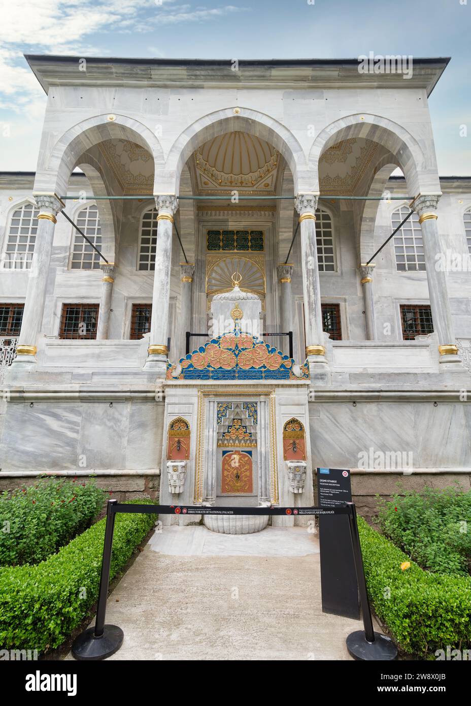 Fountain of enderun library hi-res stock photography and images - Alamy