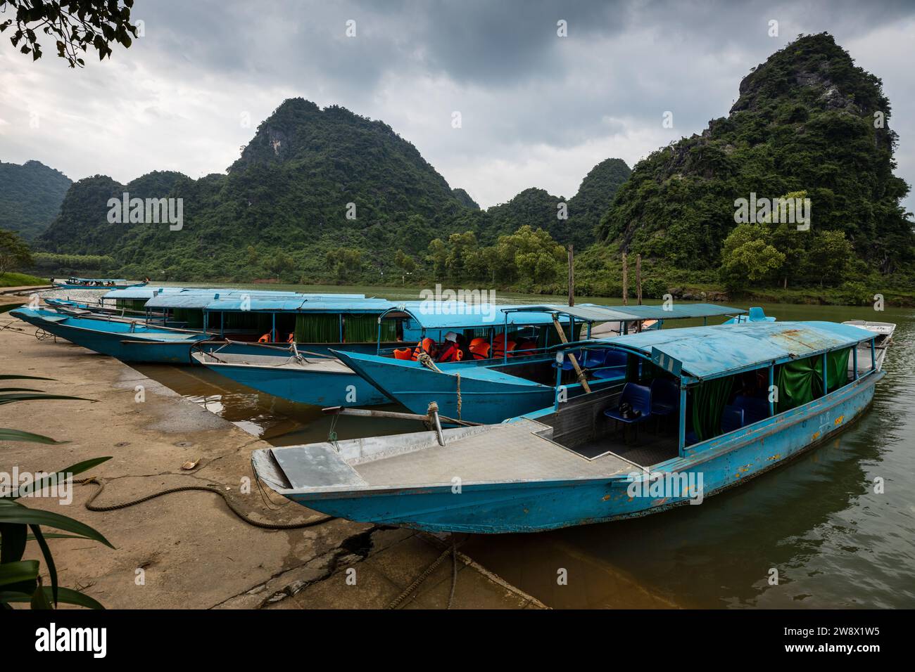 Boat on the Song Con River at Phong Nha in Vietnam Stock Photo - Alamy