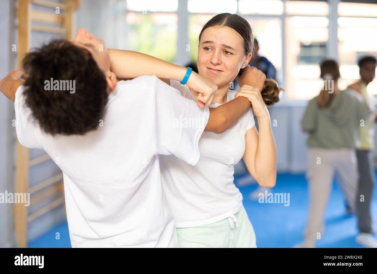 Preteen children pairs learning strength self-defense in gym Stock ...