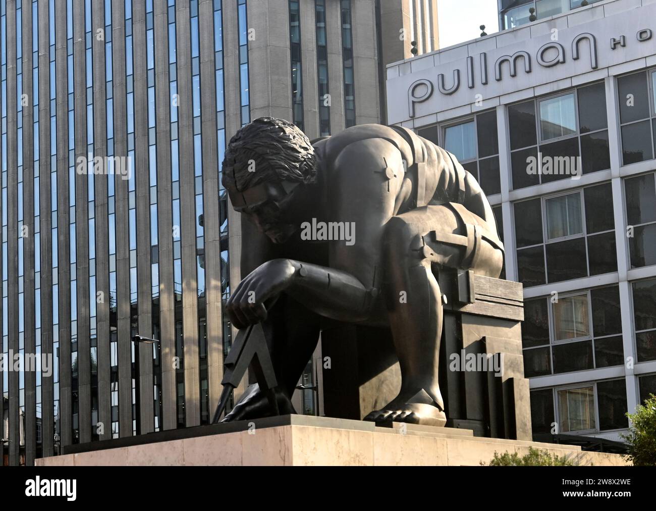 Bronze statue of Sir Isaac Newton by Eduardo Paolozzi at the British ...
