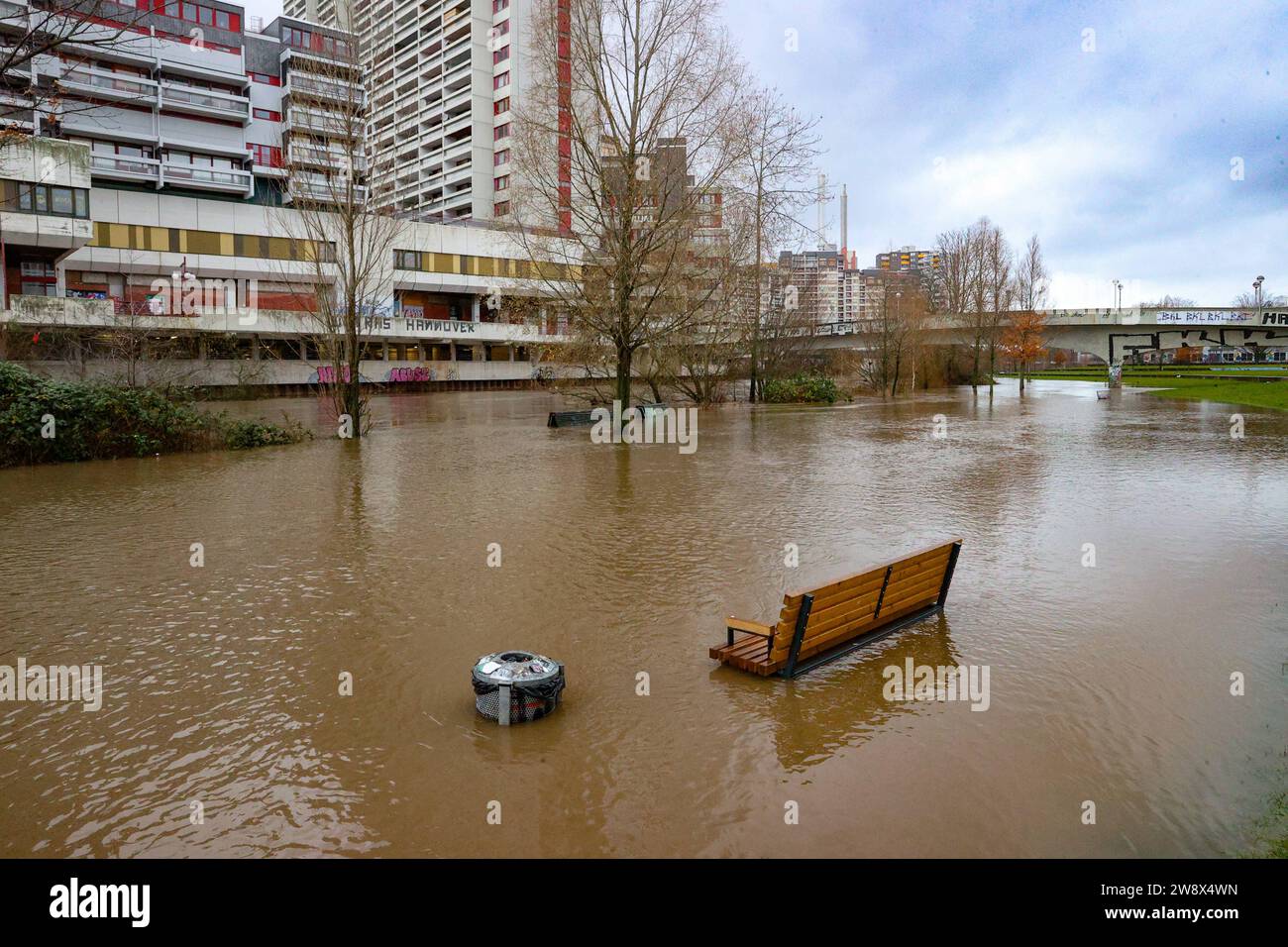 Niedersachsen, Hannover, Hochwasser nach Dauerregen: Pegel der Leine ...