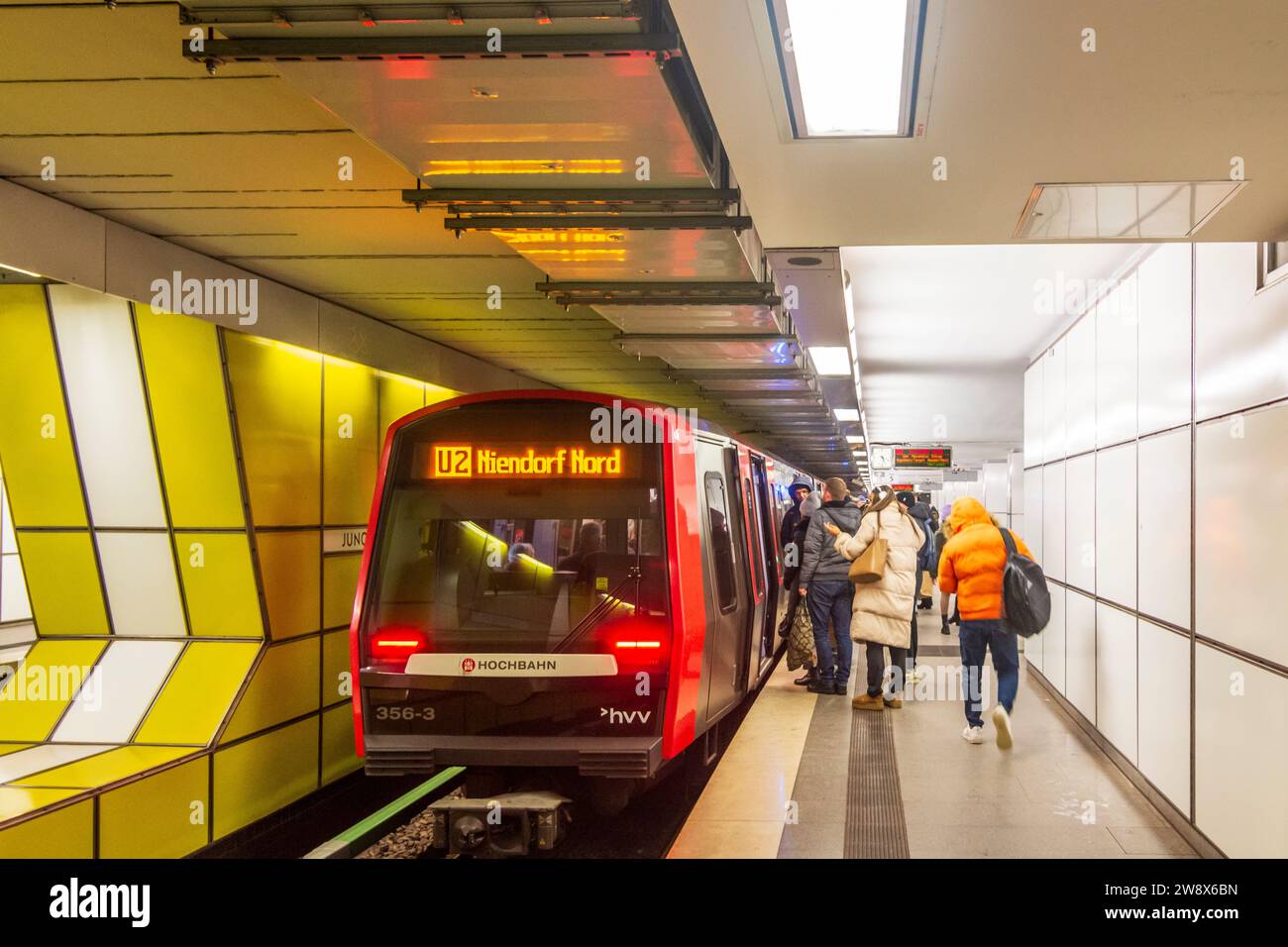 Hamburg: subway line U2 of Hamburger Hochbahn in station Jungfernstieg ...