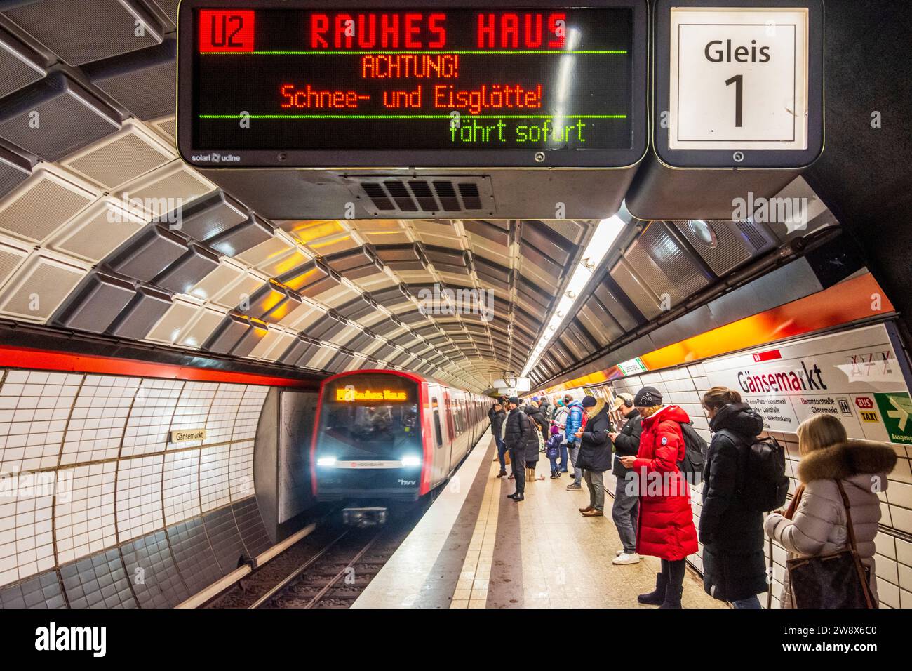 Hamburg: subway line U2 of Hamburger Hochbahn in station Jungfernstieg ...