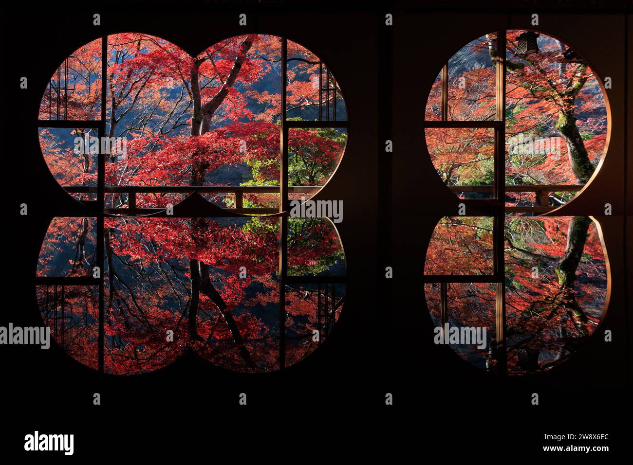 Japanese round window hi-res stock photography and images - Alamy