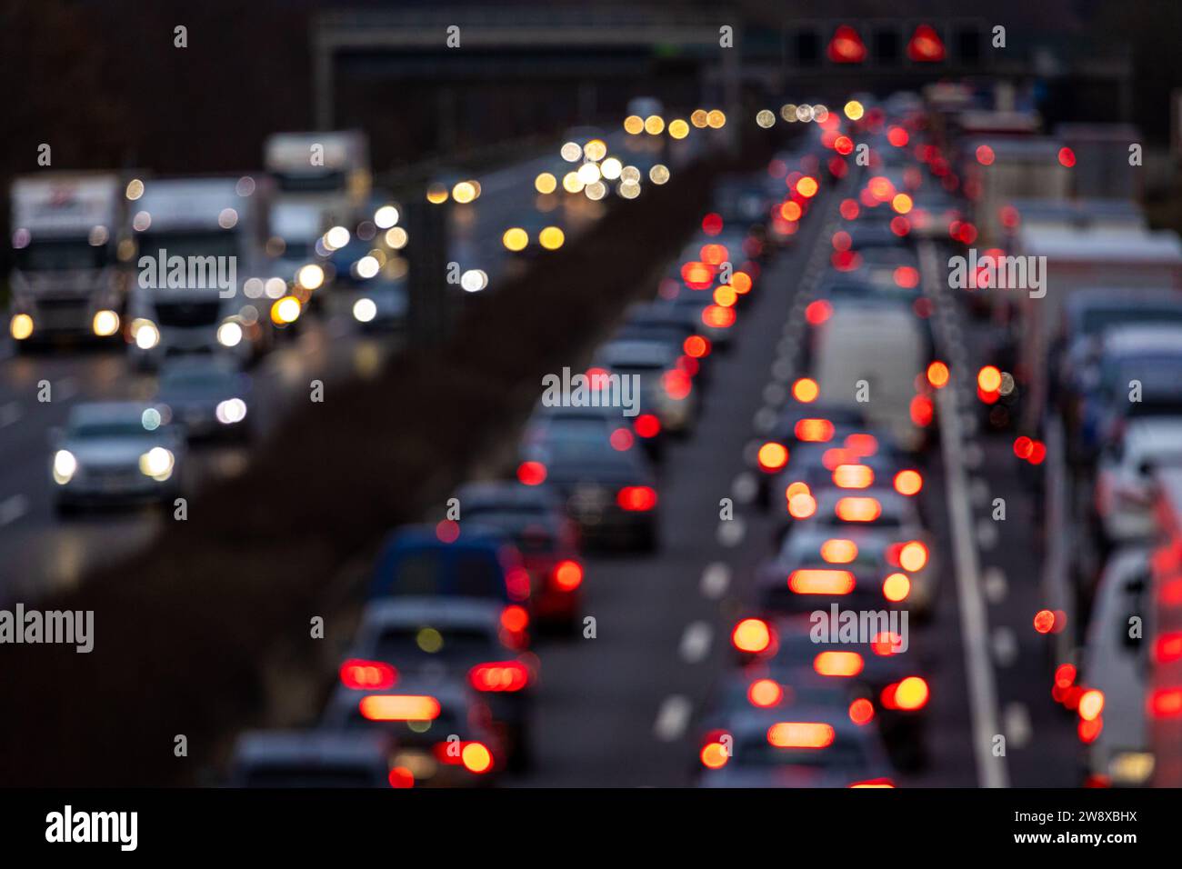 Barsinghausen, Germany. 22nd Dec, 2023. Traffic is at a standstill on the Autobahn 2 (A2) in the ...