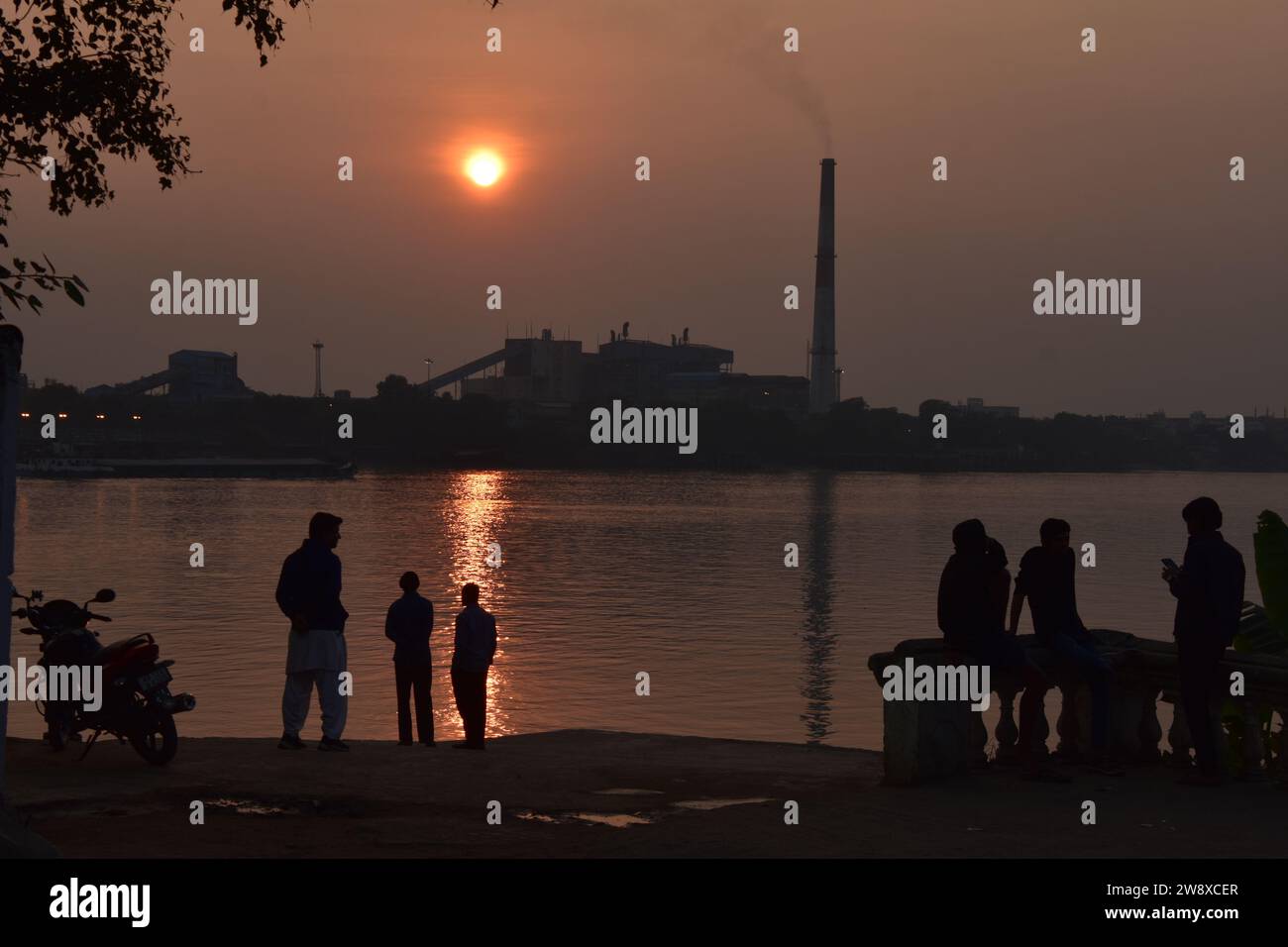 Kolkata, India. 22nd Dec, 2023. People observing the sunset over ...