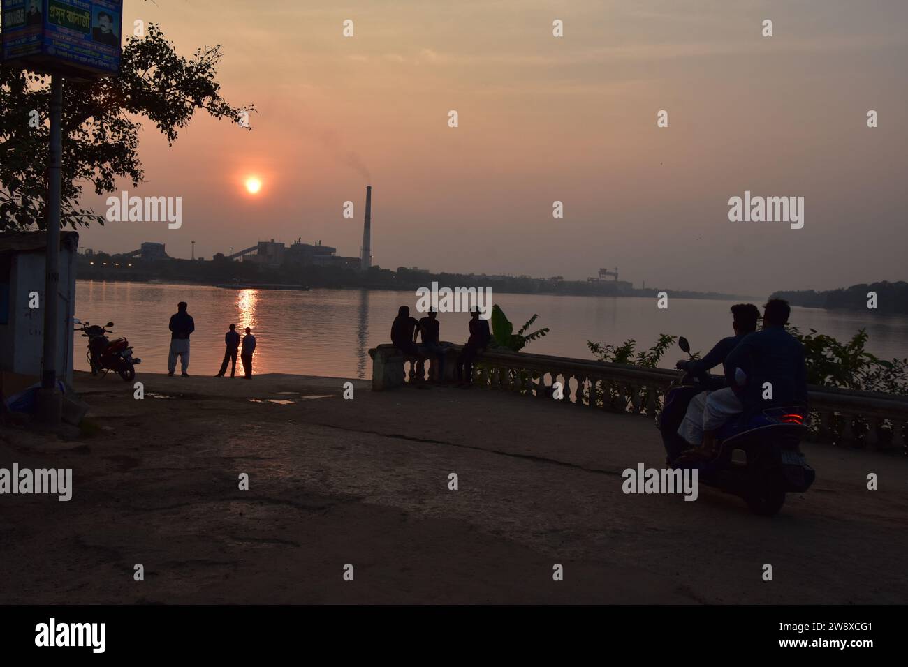Kolkata, India. 22nd Dec, 2023. People observing the sunset over ...