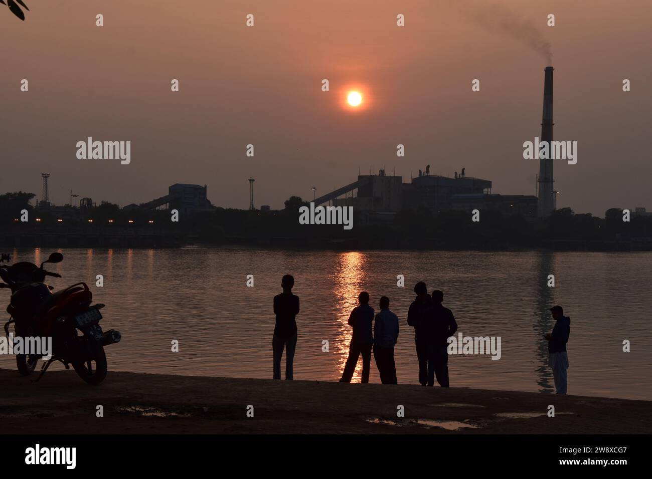 Kolkata, India. 22nd Dec, 2023. People observing the sunset over ...