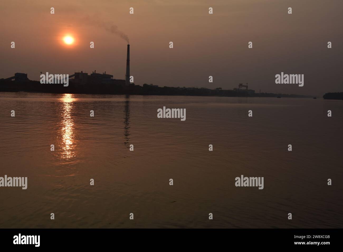Kolkata, India. 22nd Dec, 2023. The sunset over Kolkata skyline on the ...