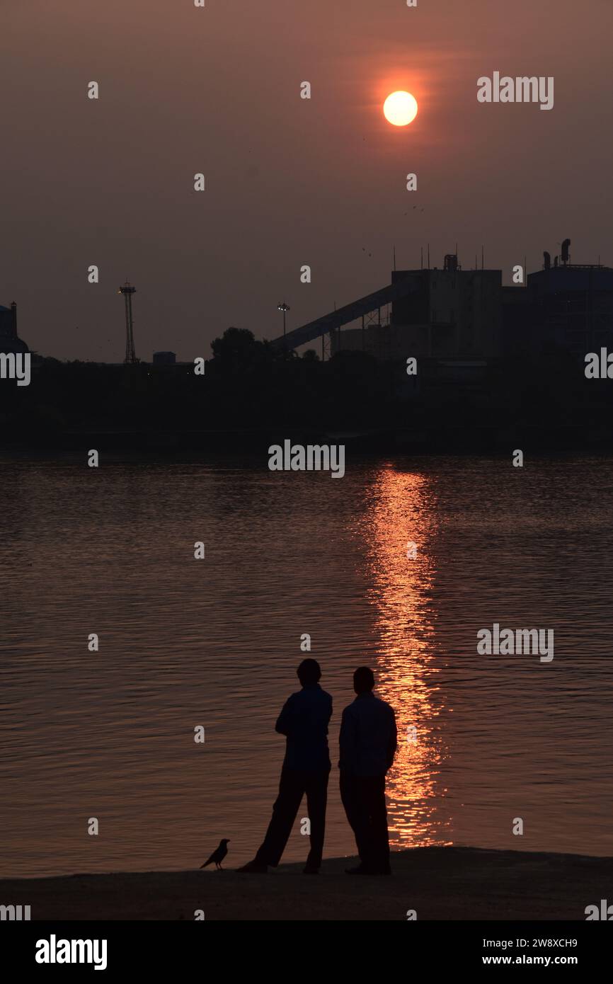 Kolkata, India. 22nd Dec, 2023. People observing the sunset over ...