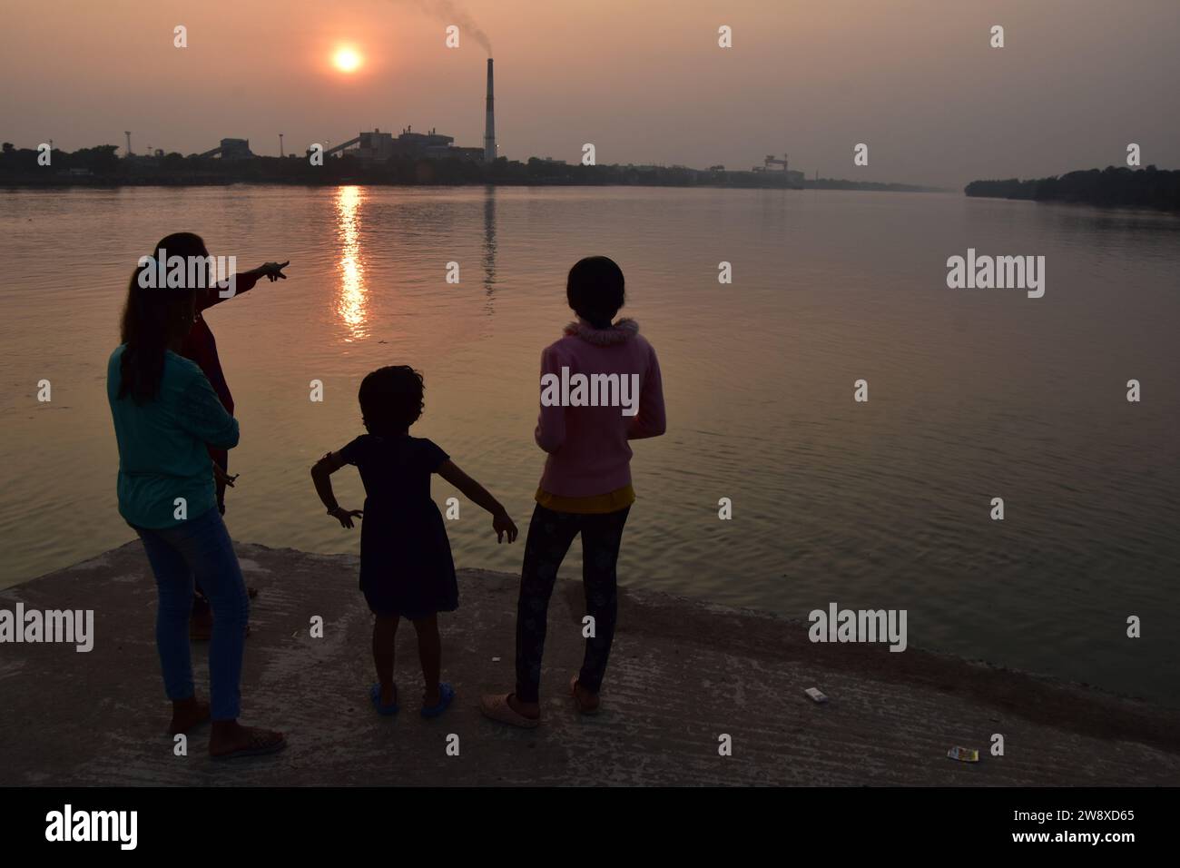 Kolkata, West Bengal, India. 22nd Dec, 2023. People observing the ...