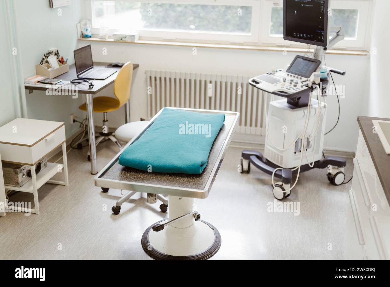 Examination table in operating room at clinic Stock Photo - Alamy