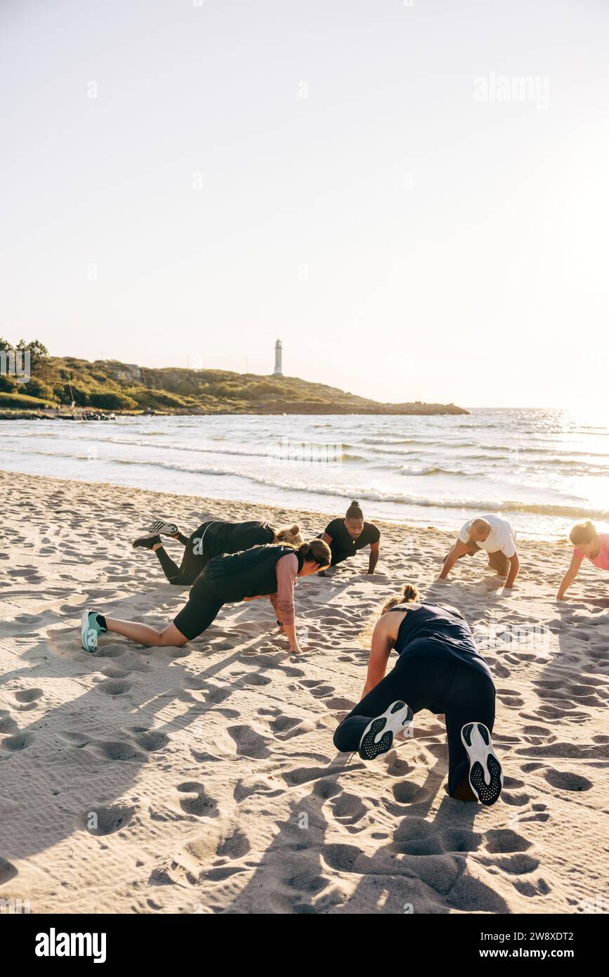 Teaching team exercise on beach hi-res stock photography and images - Alamy