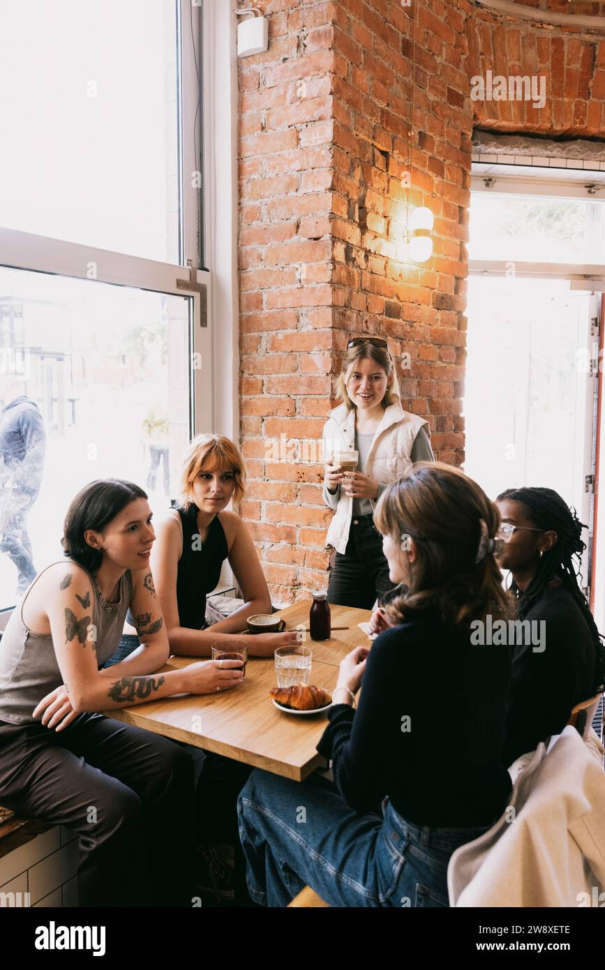 Female sitting table talking hi-res stock photography and images - Alamy