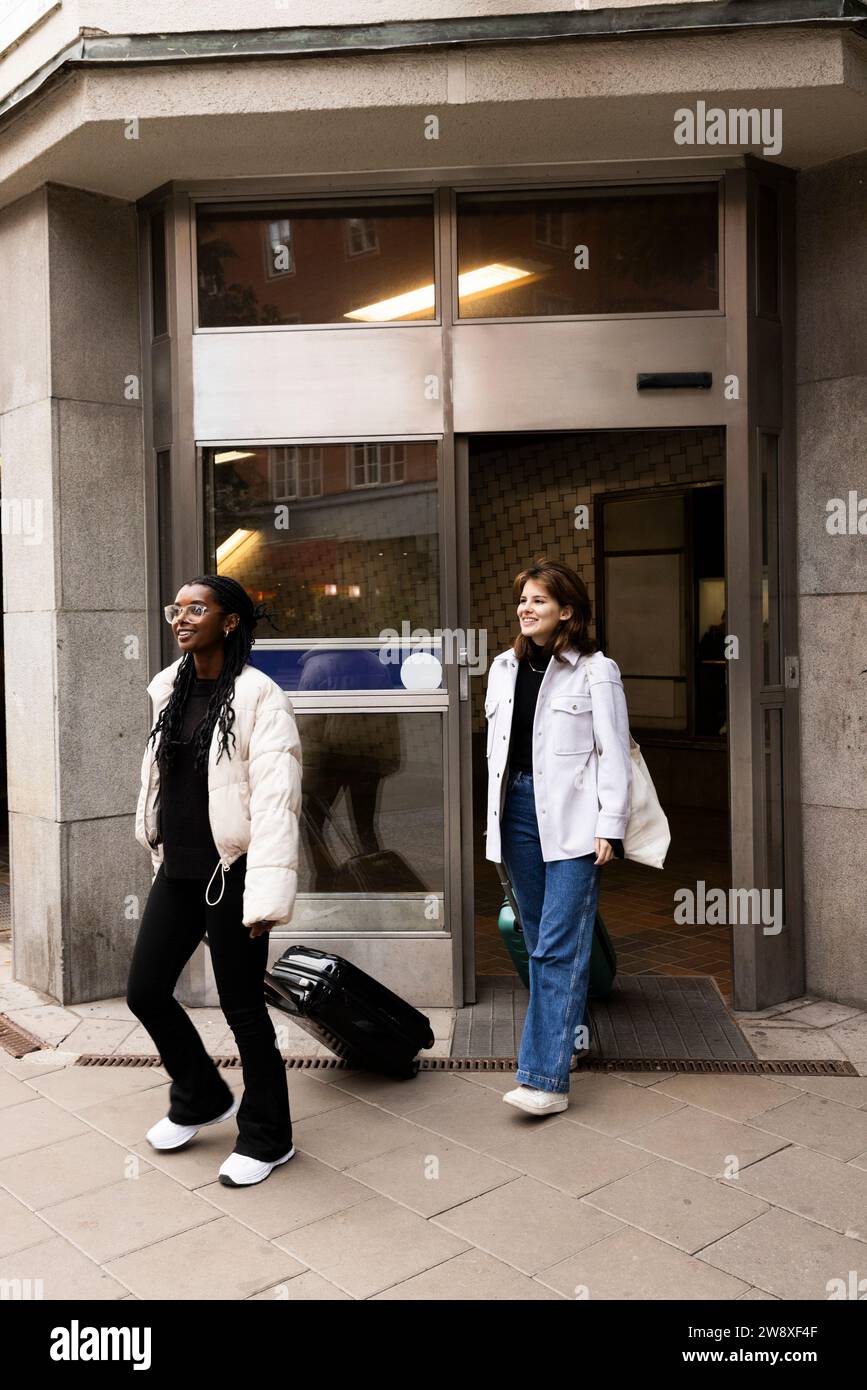 People leaving with luggage from hotel hi-res stock photography and ...