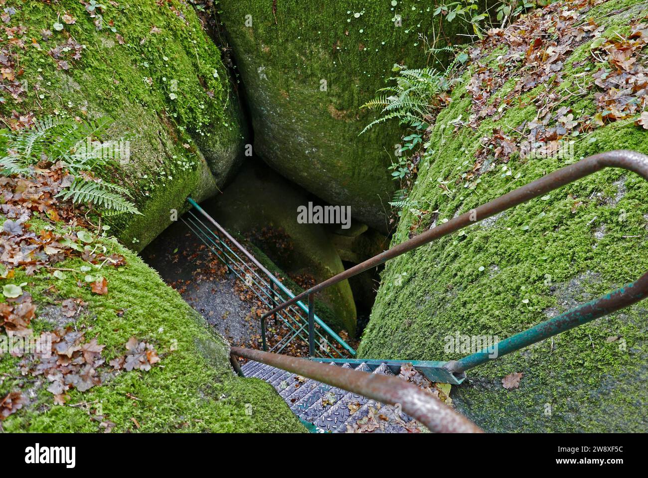 Foret domeniale de Huelgoat, Grotte du diable; Finistere, Bretagne ...
