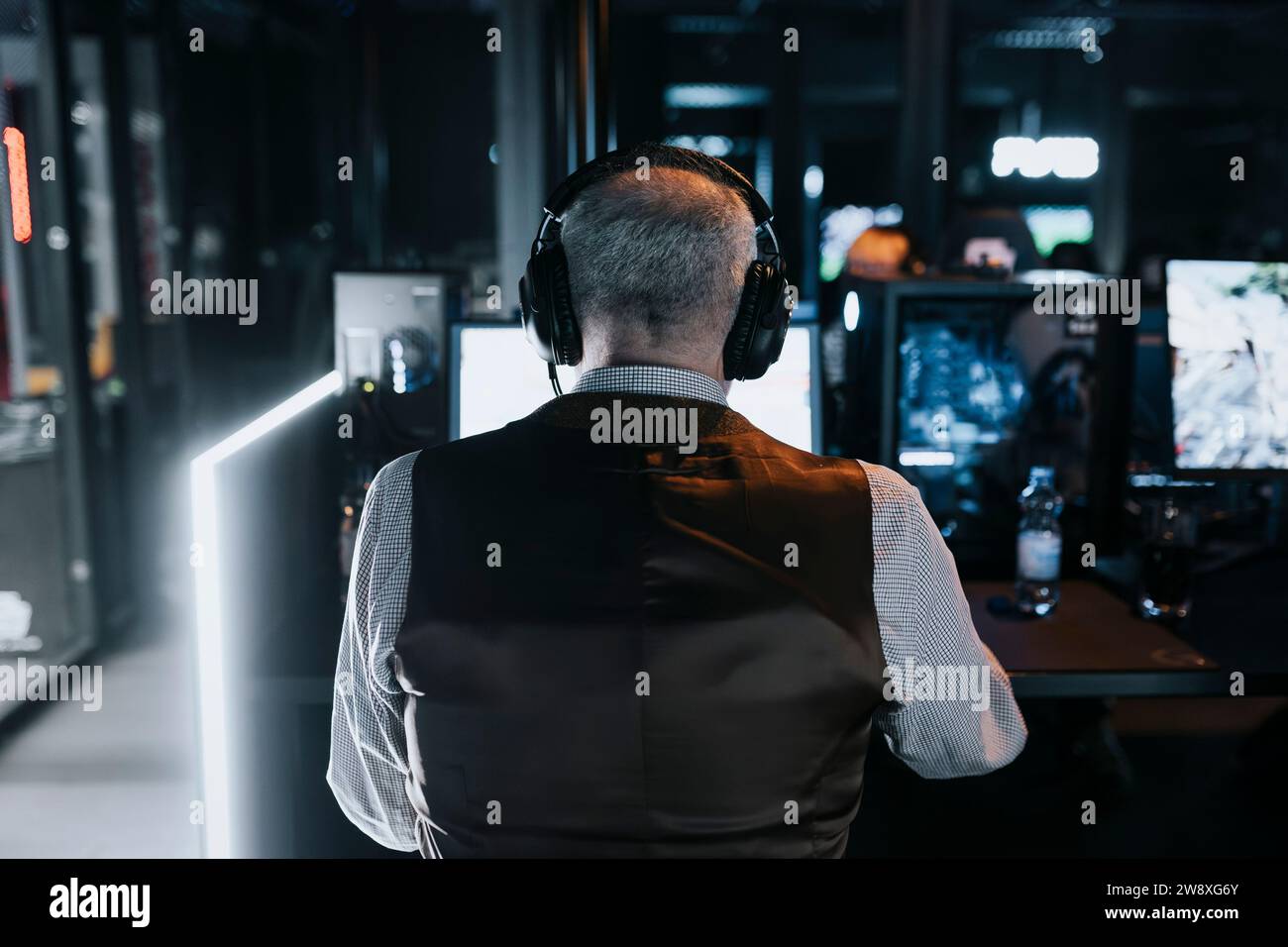 Man playing computer game hi-res stock photography and images - Alamy