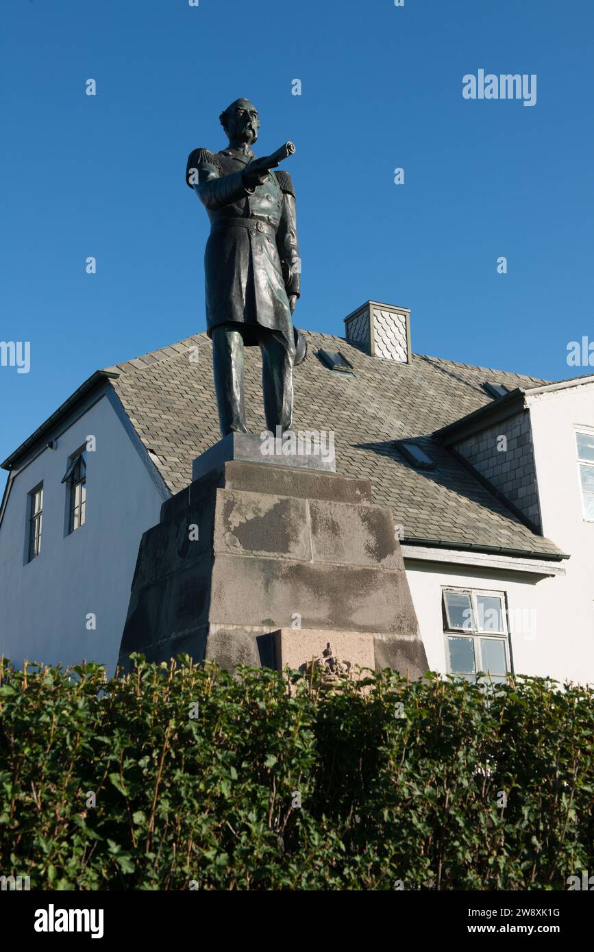The bronze King Christian IX Statue in front of the Prime Minister's ...
