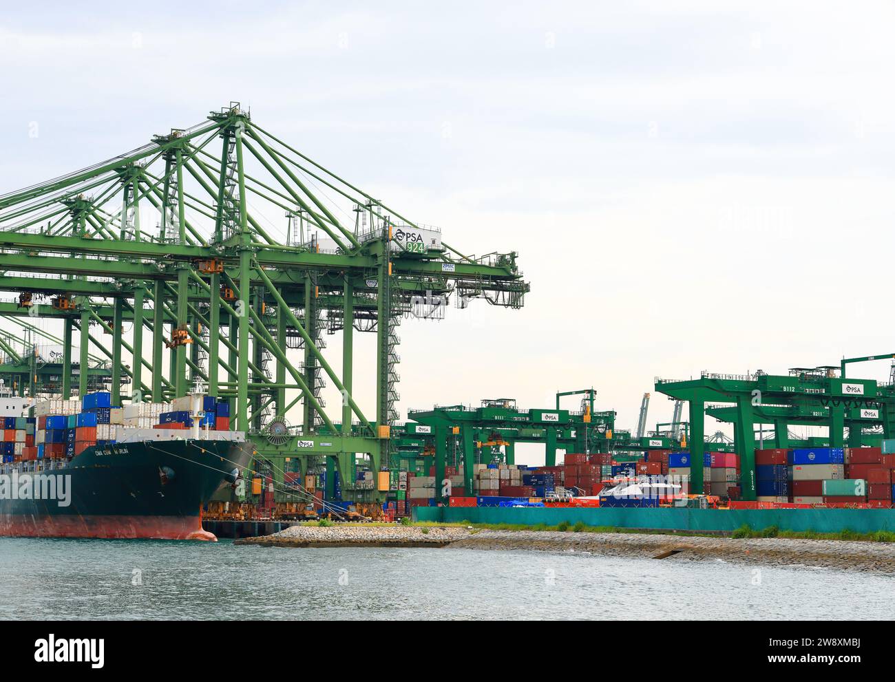 Singapore shipping container terminal, The Asian modernize harbor and ...