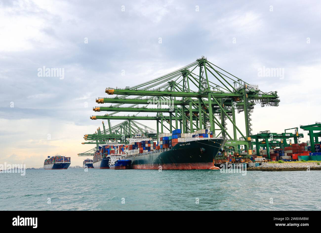 Singapore shipping container terminal, The Asian modernize harbor and ...