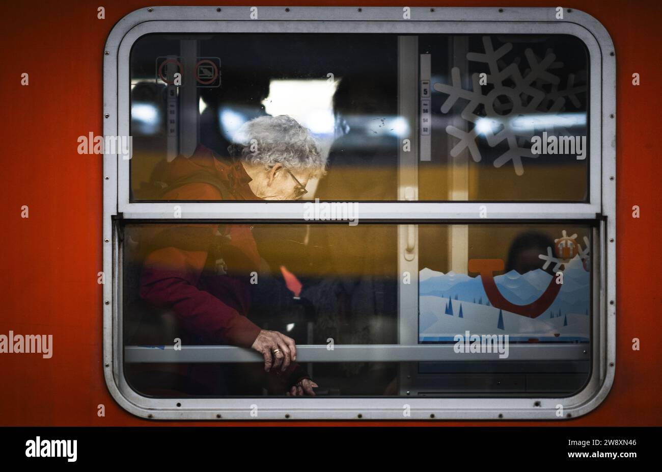 UTRECHT - Winter sports enthusiasts board the Ski Express train at ...