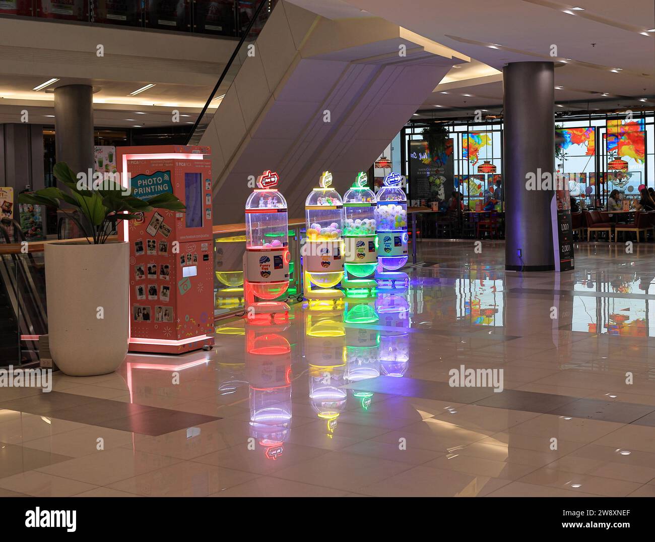 Gashapon OR capsule toy Vending Machine at Central jangwattana Shopping ...