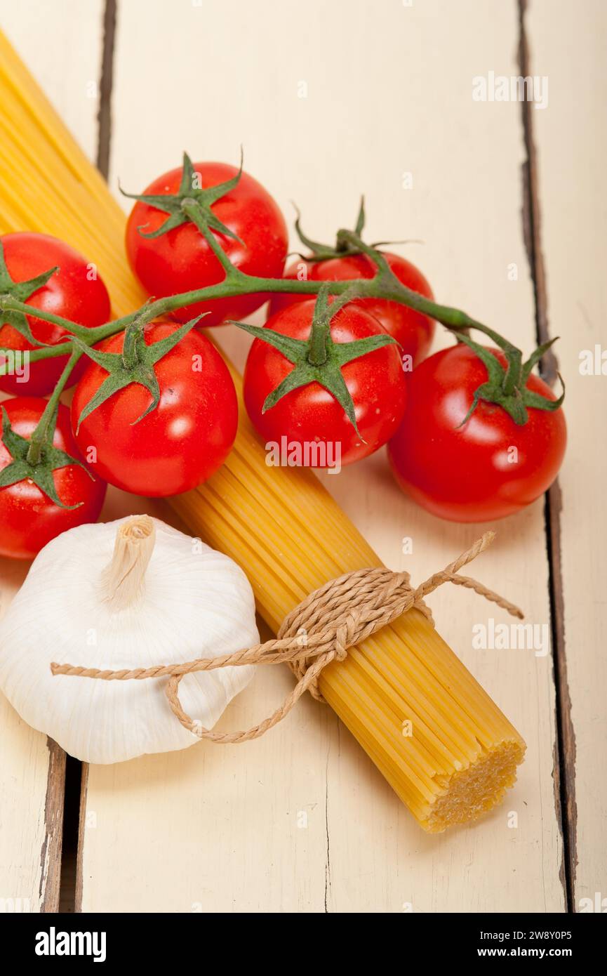 Italian basic pasta fresh ingredients cherry tomatoes garlic, food ...