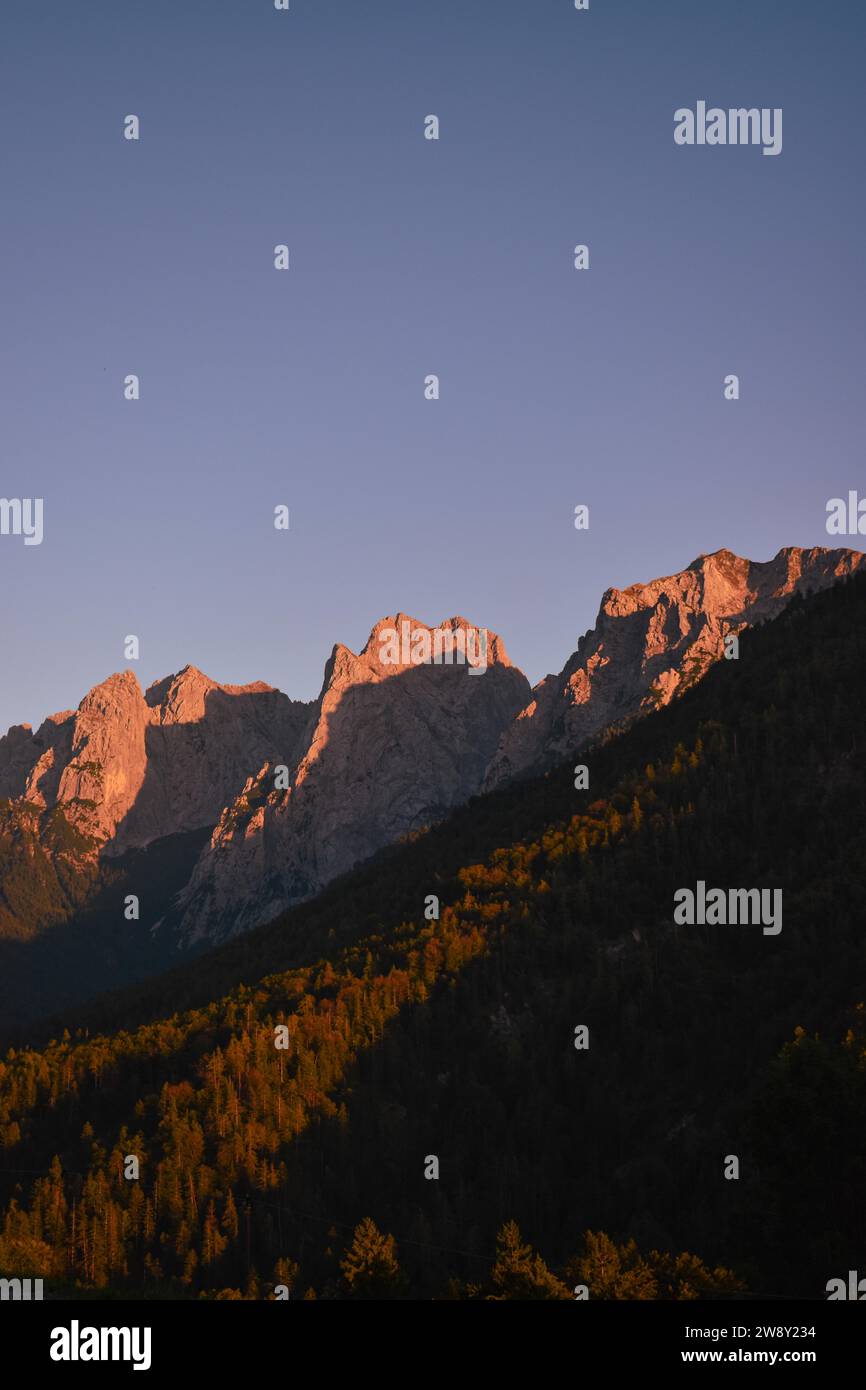 The last rays of sunlight illuminate the peaks of the Wilder Kaiser ...
