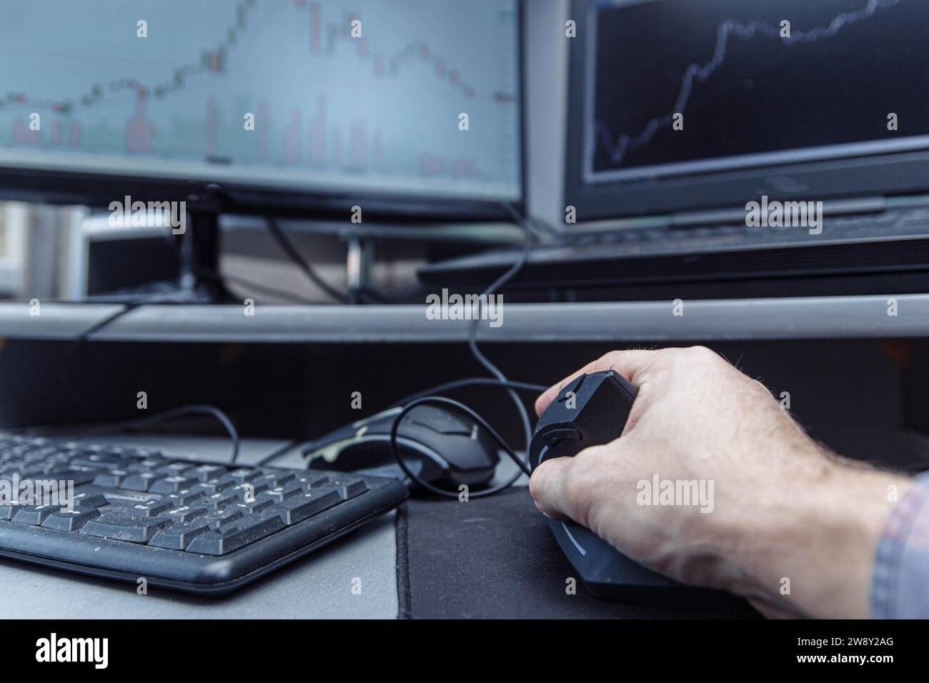 Man's hand uses a vertical ergonomic computer mouse-joystick Stock ...