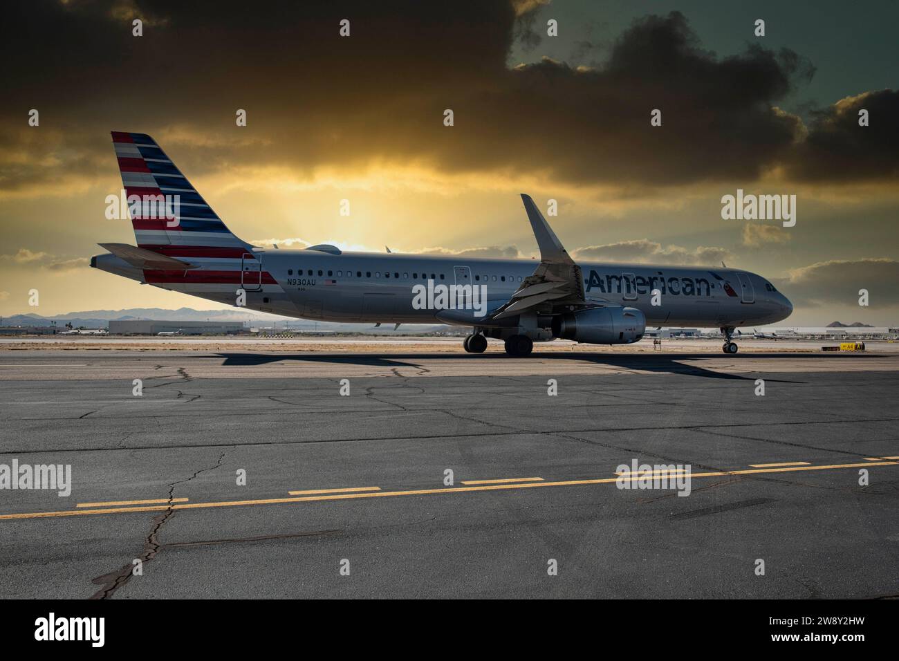 American Airlines Airbus A321-231 taxies to the active runway at Tucson ...