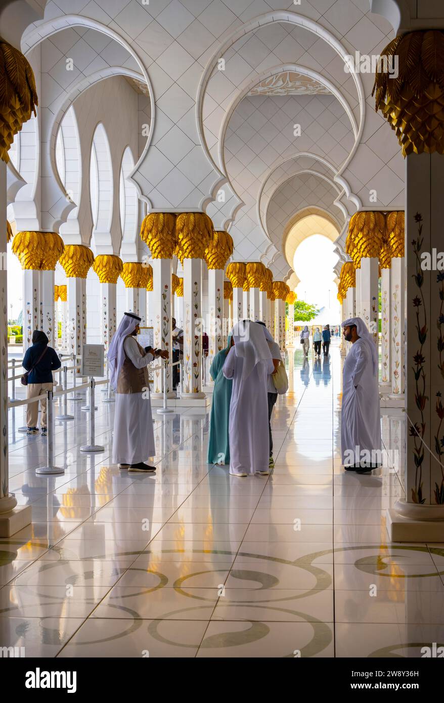 Corridor with marble columns, Sheik Zayed Mosque, Abu Dhabi, United ...