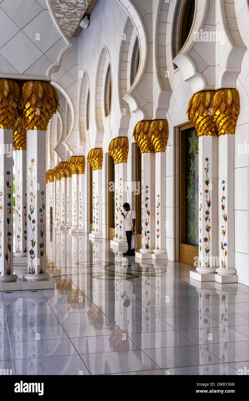 Corridor with marble columns, Sheik Zayed Mosque, Abu Dhabi, United ...