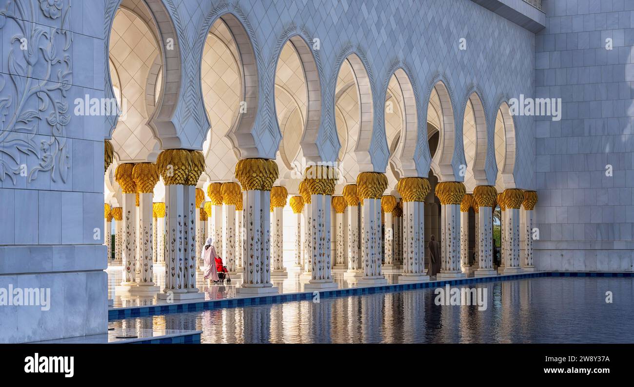 Corridor with marble columns, Sheik Zayed Mosque, Abu Dhabi, United ...