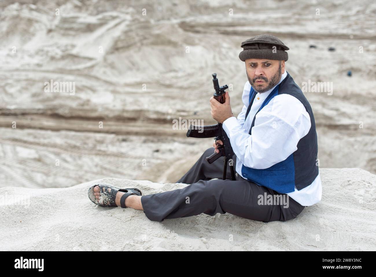 A man with a weapon in a military conflict Stock Photo - Alamy